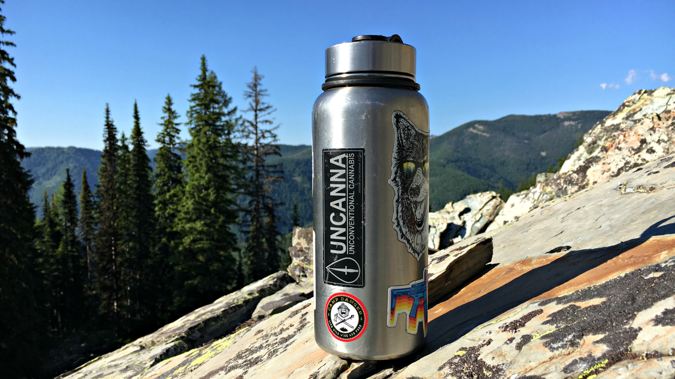 32oz Summit Water Bottle by Simple Modern | Kit Badger